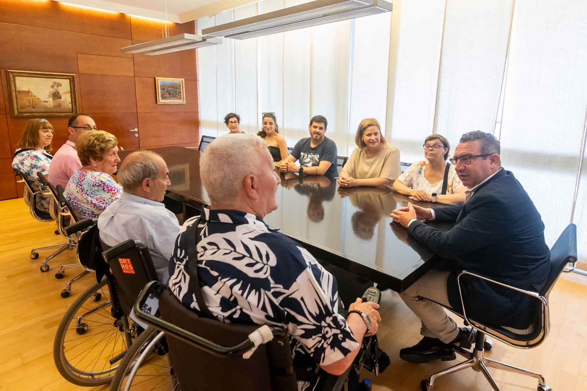 Un grupo de residentes de la Fundación Miranda, de Barakaldo, pasan una ...
